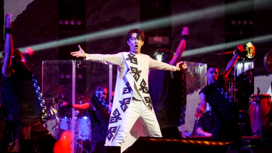 Recap of Dimash Kudaibergen concert in St. Petersburg: a duet with a ...
