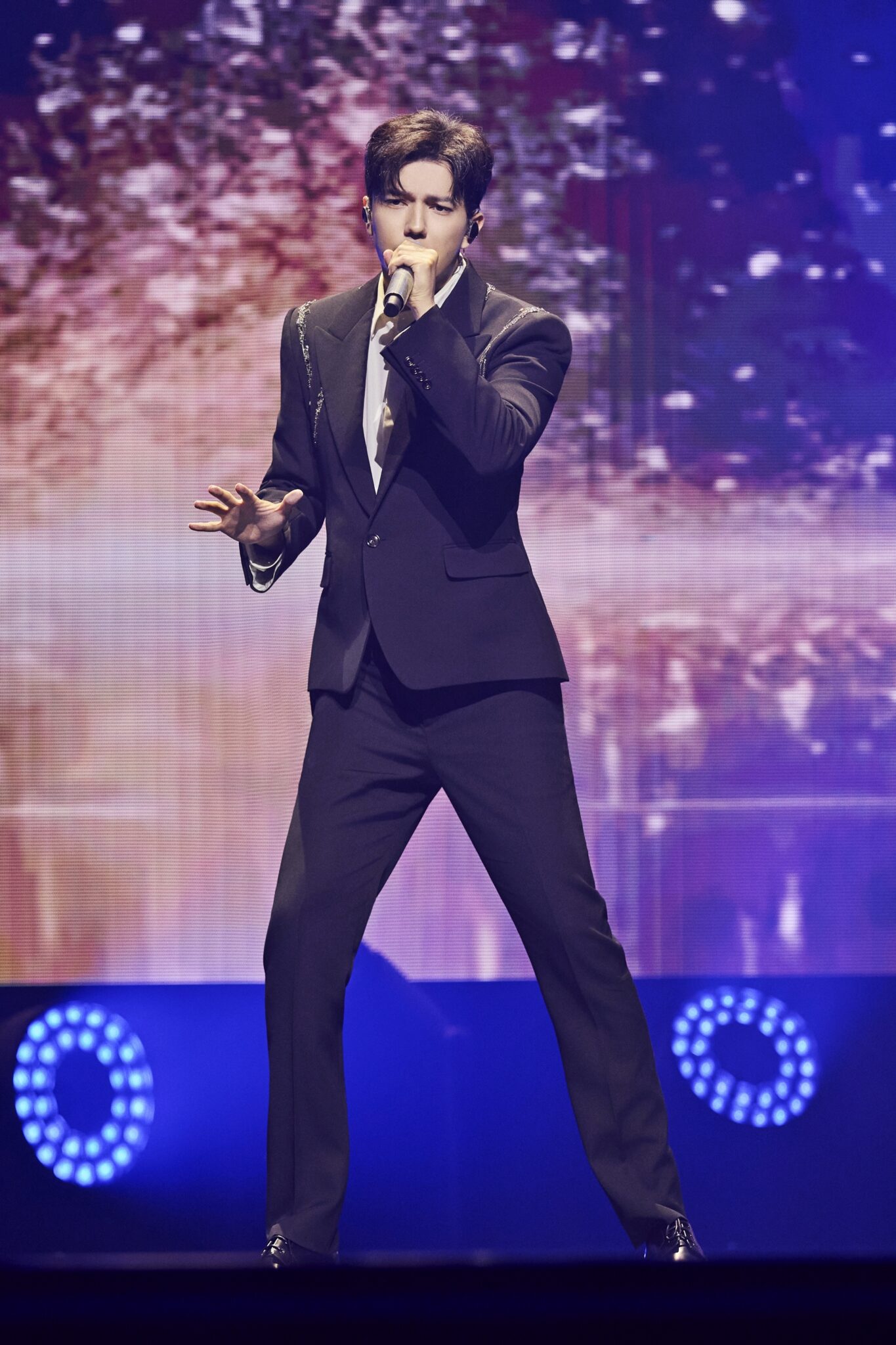 Dimash Qudaibergen received his first award in China as a ...